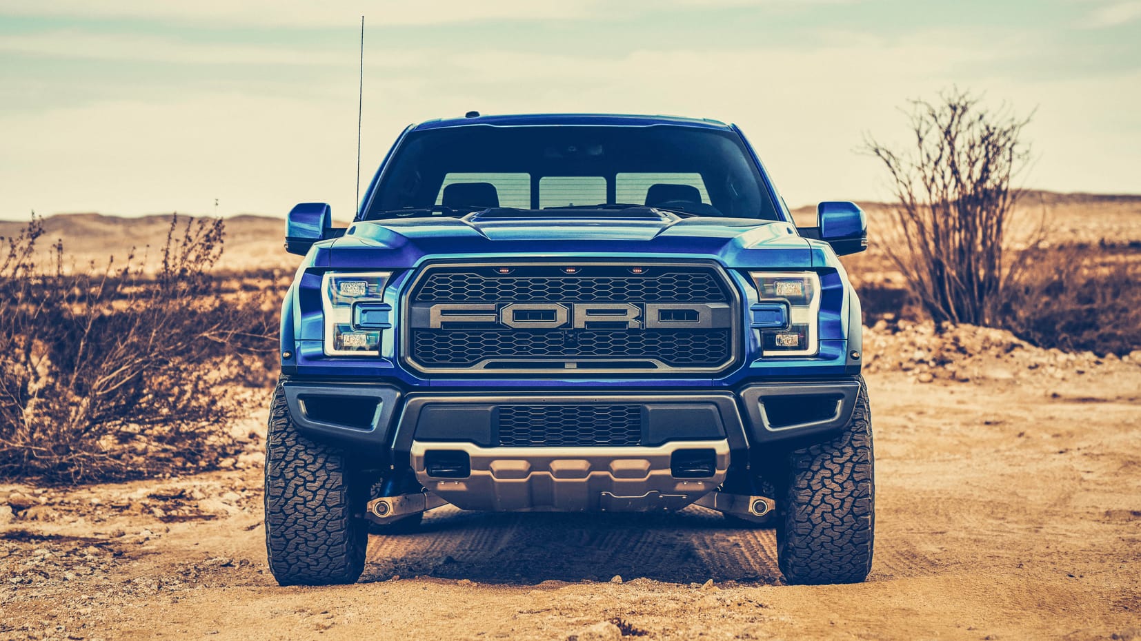 Flat-out across the desert in the new Ford Raptor | Top Gear