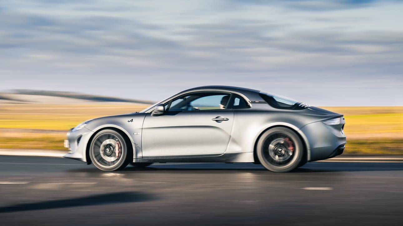 Alpine A110 vs Alpine A110S: which one's better? | Top Gear