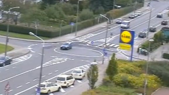 Video: roundabout fail | Top Gear