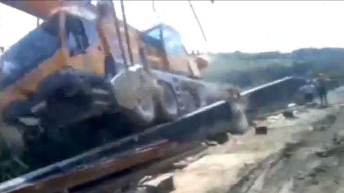 Video: Crane lifts crane. Crane fails. Needs another crane | Top Gear